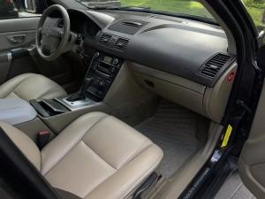 Black Volvo XC90 2007 in Riga, with an engine capacity of 2.40 L and mileage of 239 thousand km for 3000 €, photo 13 on AUTOMOTO.COM.LV
