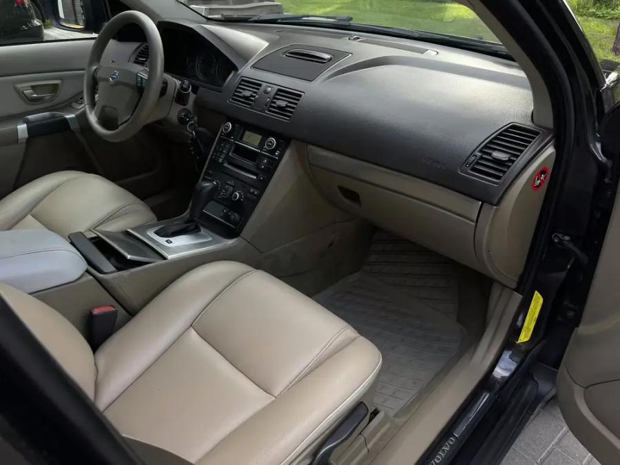 Black Volvo XC90 2007 in Riga, with an engine capacity of 2.40 L and mileage of 239 thousand km for 3000 €, photo 13 on AUTOMOTO.COM.LV
