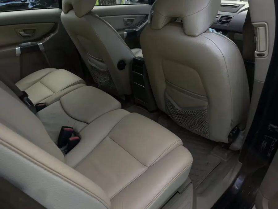 Black Volvo XC90 2007 in Riga, with an engine capacity of 2.40 L and mileage of 239 thousand km for 3000 €, photo 14 on AUTOMOTO.COM.LV