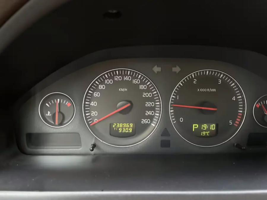 Black Volvo XC90 2007 in Riga, with an engine capacity of 2.40 L and mileage of 239 thousand km for 3000 €, photo 16 on AUTOMOTO.COM.LV