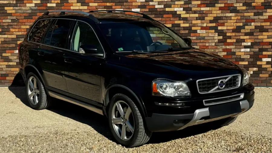 Black Volvo XC90 2007 in Riga, with an engine capacity of 2.40 L and mileage of 410 thousand km for 6500 €, photo 6 on AUTOMOTO.COM.LV