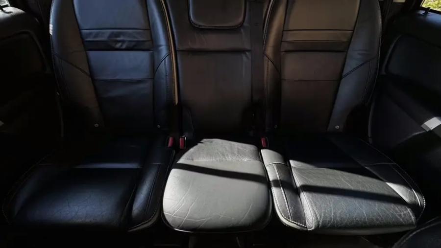 Black Volvo XC90 2007 in Riga, with an engine capacity of 2.40 L and mileage of 410 thousand km for 6500 €, photo 8 on AUTOMOTO.COM.LV