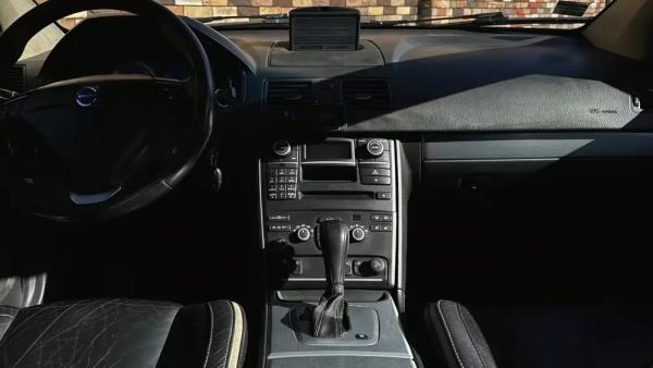 Black Volvo XC90 2007 in Riga, with an engine capacity of 2.40 L and mileage of 410 thousand km for 6500 €, photo 10 on AUTOMOTO.COM.LV