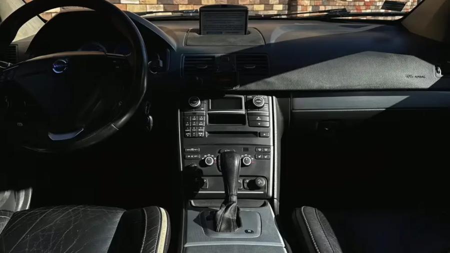 Black Volvo XC90 2007 in Riga, with an engine capacity of 2.40 L and mileage of 410 thousand km for 6500 €, photo 11 on AUTOMOTO.COM.LV