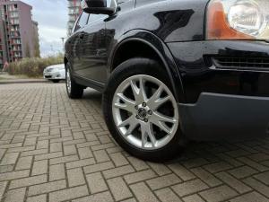 Black Volvo XC90 2007 in Riga, with an engine capacity of 2.40 L and mileage of 390 thousand km for 4490 €, photo 3 on AUTOMOTO.COM.LV