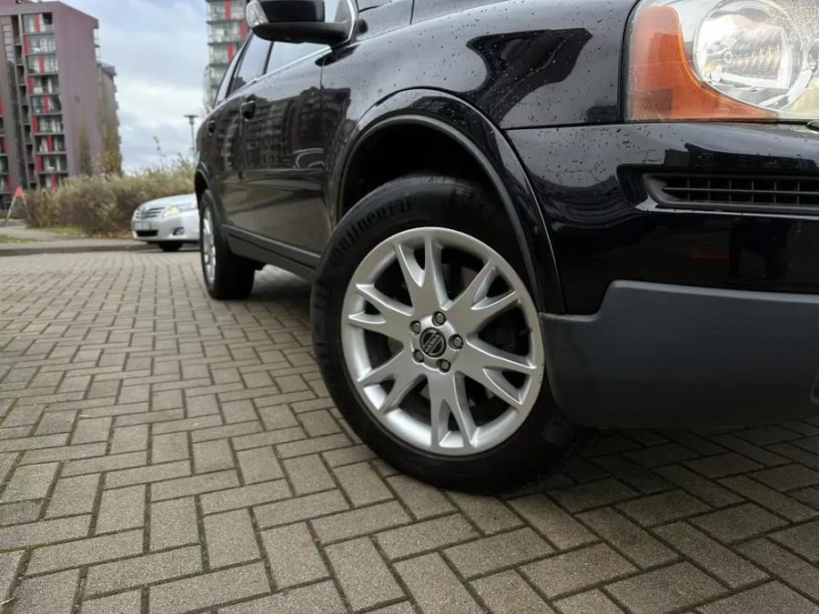 Black Volvo XC90 2007 in Riga, with an engine capacity of 2.40 L and mileage of 390 thousand km for 4490 €, photo 3 on AUTOMOTO.COM.LV