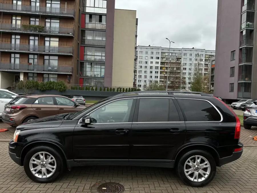 Black Volvo XC90 2007 in Riga, with an engine capacity of 2.40 L and mileage of 390 thousand km for 4490 €, photo 4 on AUTOMOTO.COM.LV