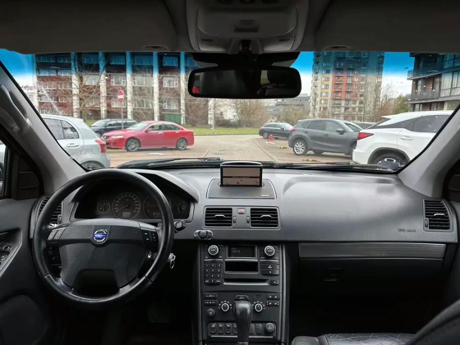Black Volvo XC90 2007 in Riga, with an engine capacity of 2.40 L and mileage of 390 thousand km for 4490 €, photo 18 on AUTOMOTO.COM.LV