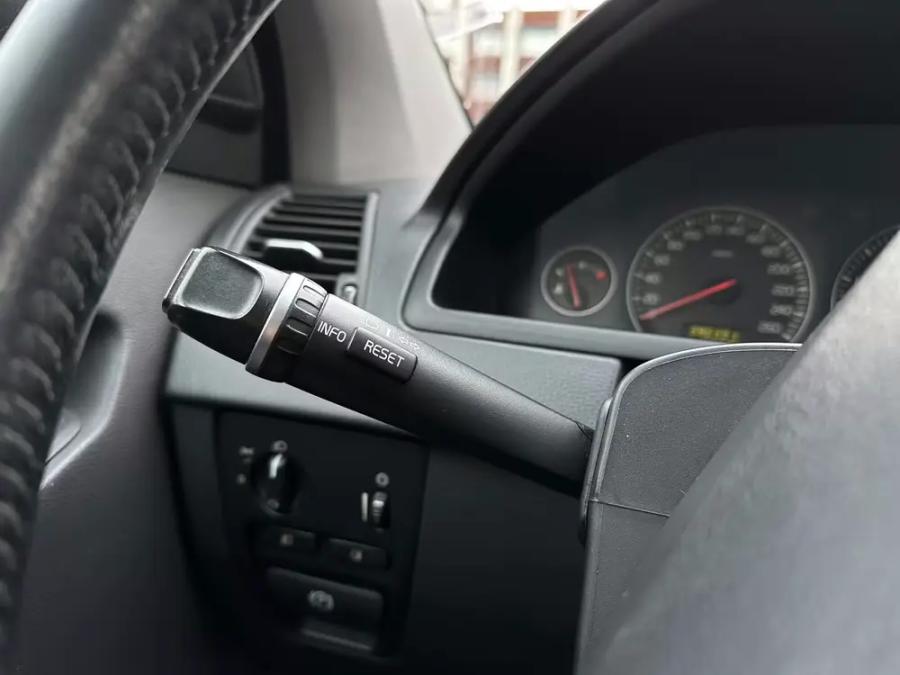 Black Volvo XC90 2007 in Riga, with an engine capacity of 2.40 L and mileage of 390 thousand km for 4490 €, photo 25 on AUTOMOTO.COM.LV