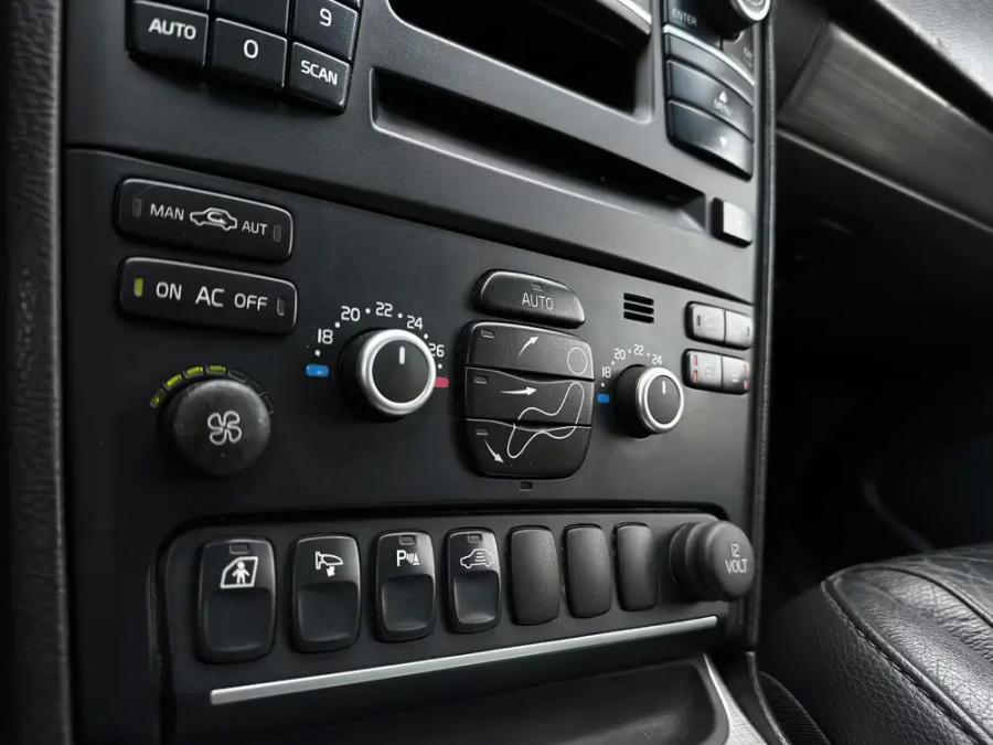 Black Volvo XC90 2007 in Riga, with an engine capacity of 2.40 L and mileage of 390 thousand km for 4490 €, photo 26 on AUTOMOTO.COM.LV