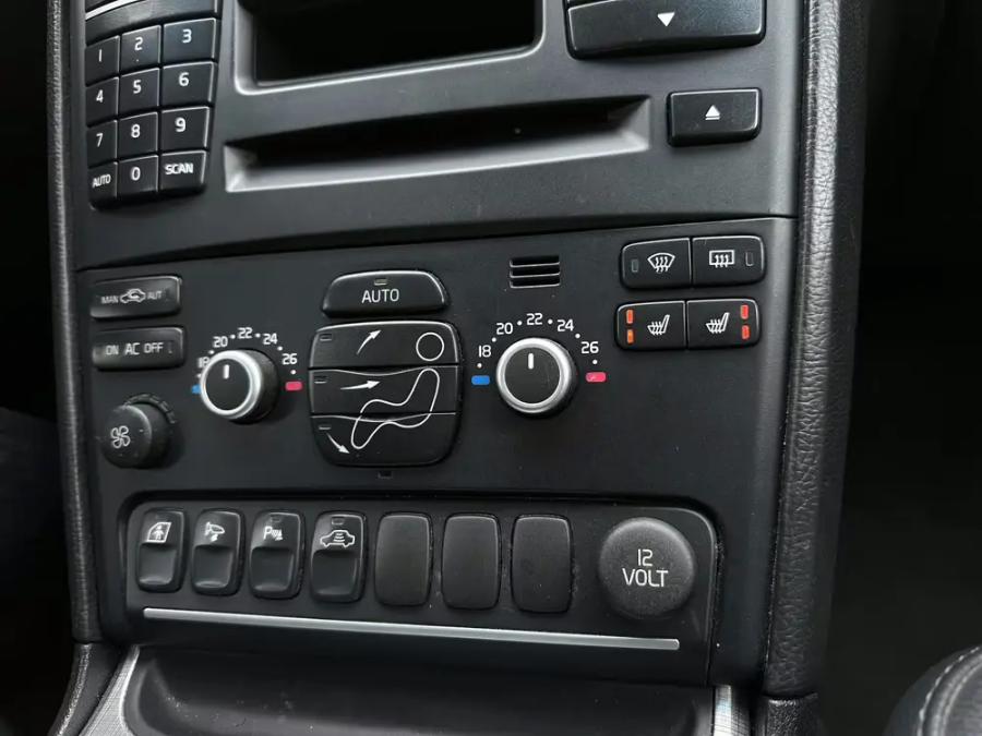 Black Volvo XC90 2007 in Riga, with an engine capacity of 2.40 L and mileage of 390 thousand km for 4490 €, photo 27 on AUTOMOTO.COM.LV
