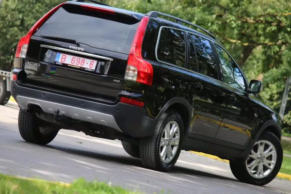 Black Volvo XC90 2007 in Riga, with an engine capacity of 2.40 L and mileage of 270 thousand km for 5490 €, photo 2 on AUTOMOTO.COM.LV