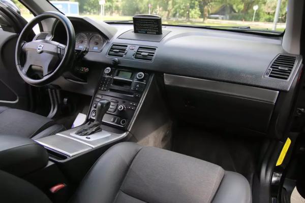 Black Volvo XC90 2007 in Riga, with an engine capacity of 2.40 L and mileage of 270 thousand km for 5490 €, photo 7 on AUTOMOTO.COM.LV