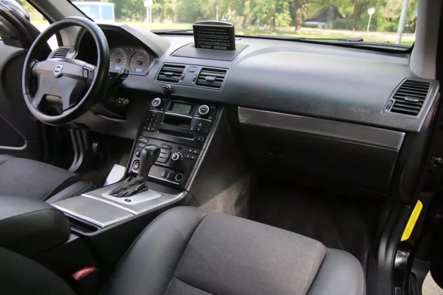 Melns Volvo XC90 2007 Rīga, ar dzinēja tilpumu 2.40 L un nobraukumu 270 tūkst. km par 5490 €, foto 8 vietnē AUTOMOTO.COM.LV
