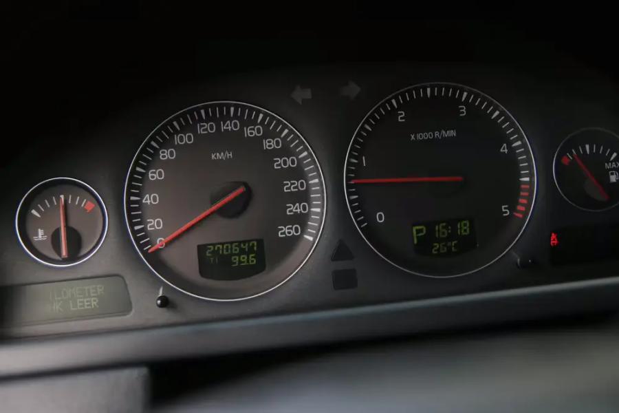 Melns Volvo XC90 2007 Rīga, ar dzinēja tilpumu 2.40 L un nobraukumu 270 tūkst. km par 5490 €, foto 18 vietnē AUTOMOTO.COM.LV