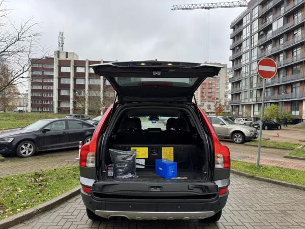 Black Volvo XC90 2007 in Riga, with an engine capacity of 2.40 L and mileage of 345 thousand km for 4490 €, photo 6 on AUTOMOTO.COM.LV