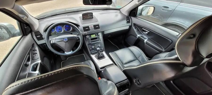 Black Volvo XC90 2007 in Riga, with an engine capacity of 2.40 L and mileage of 237 thousand km for 9200 €, photo 21 on AUTOMOTO.COM.LV