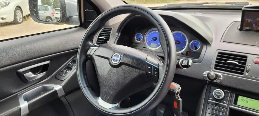 Black Volvo XC90 2007 in Riga, with an engine capacity of 2.40 L and mileage of 237 thousand km for 9200 €, photo 22 on AUTOMOTO.COM.LV