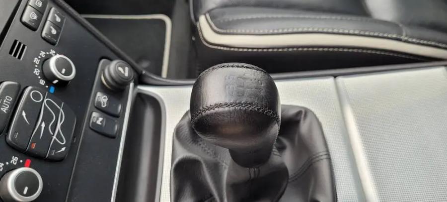 Black Volvo XC90 2007 in Riga, with an engine capacity of 2.40 L and mileage of 237 thousand km for 9200 €, photo 23 on AUTOMOTO.COM.LV