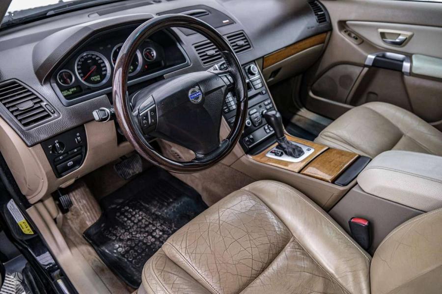 Black Volvo XC90 2007 in Kaunas, with an engine capacity of 2.40 L and mileage of 290 thousand km for 6290 €, photo 6 on AUTOMOTO.COM.LV