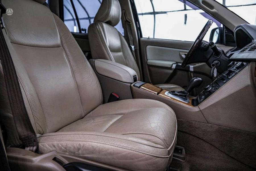 Black Volvo XC90 2007 in Kaunas, with an engine capacity of 2.40 L and mileage of 290 thousand km for 6290 €, photo 13 on AUTOMOTO.COM.LV