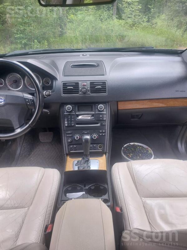 Black Volvo XC90 2007 in Gulbene, with an engine capacity of 2.40 L and mileage of 279 thousand km for 4250 €, photo 7 on AUTOMOTO.COM.LV