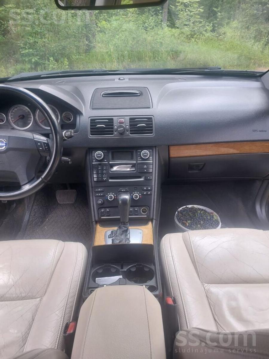 Black Volvo XC90 2007 in Gulbene, with an engine capacity of 2.40 L and mileage of 279 thousand km for 4250 €, photo 8 on AUTOMOTO.COM.LV