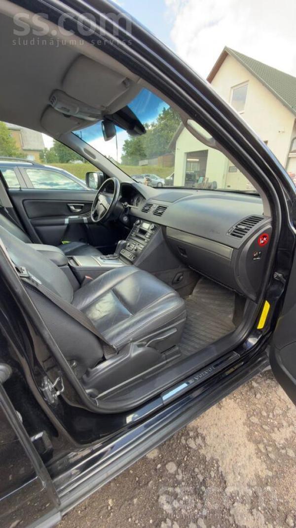 Black Volvo XC90 2007 in Tukums, with an engine capacity of 2.40 L and mileage of 369 thousand km for 5000 €, photo 5 on AUTOMOTO.COM.LV