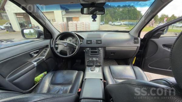 Black Volvo XC90 2007 in Tukums, with an engine capacity of 2.40 L and mileage of 369 thousand km for 5000 €, photo 7 on AUTOMOTO.COM.LV