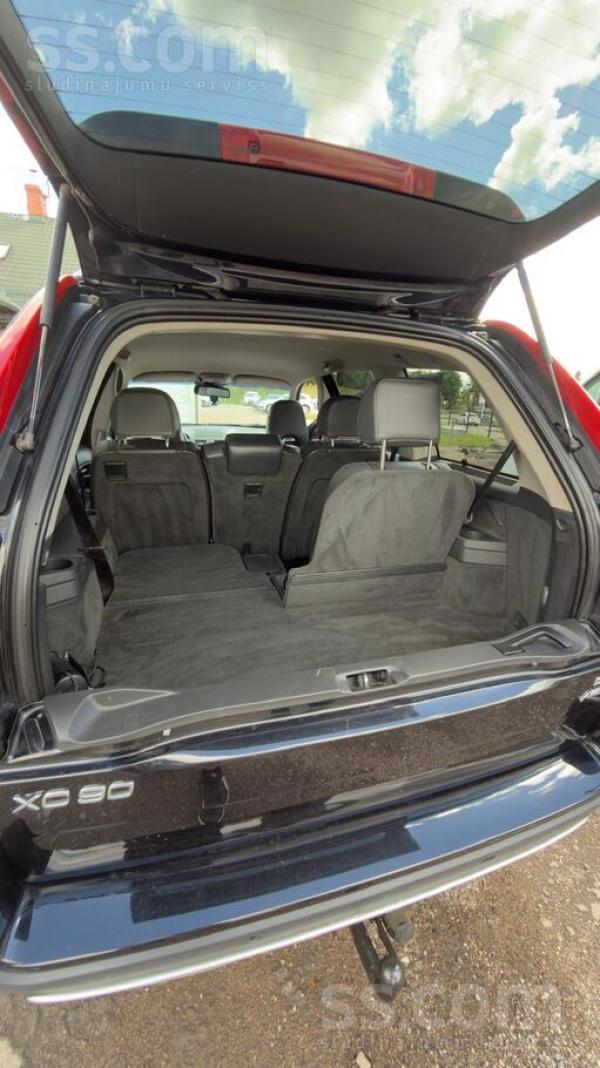 Black Volvo XC90 2007 in Tukums, with an engine capacity of 2.40 L and mileage of 369 thousand km for 5000 €, photo 8 on AUTOMOTO.COM.LV