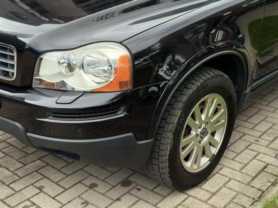 Black Volvo XC90 2007 in Riga, with an engine capacity of 2.40 L and mileage of 362 thousand km for 4990 €, photo 5 on AUTOMOTO.COM.LV