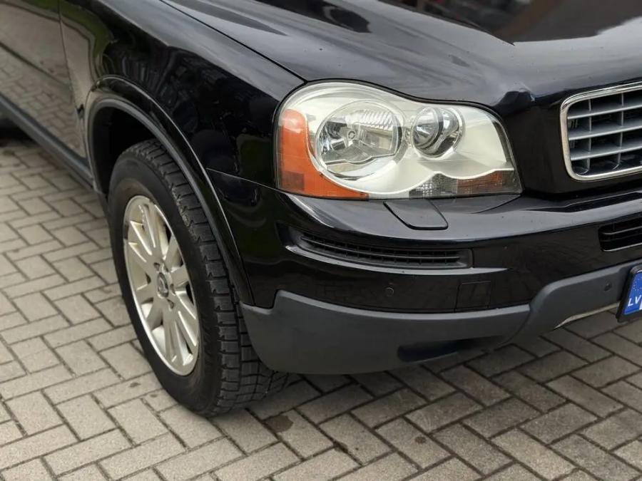 Black Volvo XC90 2007 in Riga, with an engine capacity of 2.40 L and mileage of 362 thousand km for 4990 €, photo 6 on AUTOMOTO.COM.LV