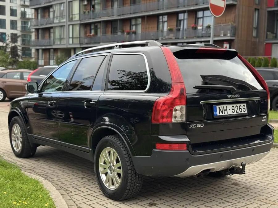 Black Volvo XC90 2007 in Riga, with an engine capacity of 2.40 L and mileage of 362 thousand km for 4990 €, photo 7 on AUTOMOTO.COM.LV