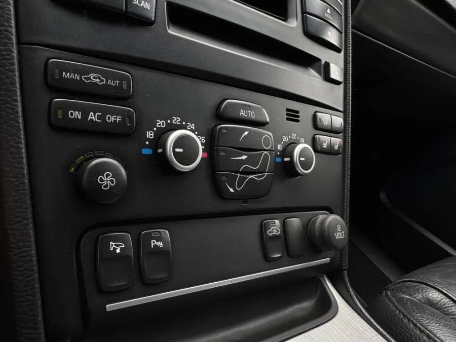 Black Volvo XC90 2007 in Riga, with an engine capacity of 2.40 L and mileage of 362 thousand km for 4990 €, photo 21 on AUTOMOTO.COM.LV
