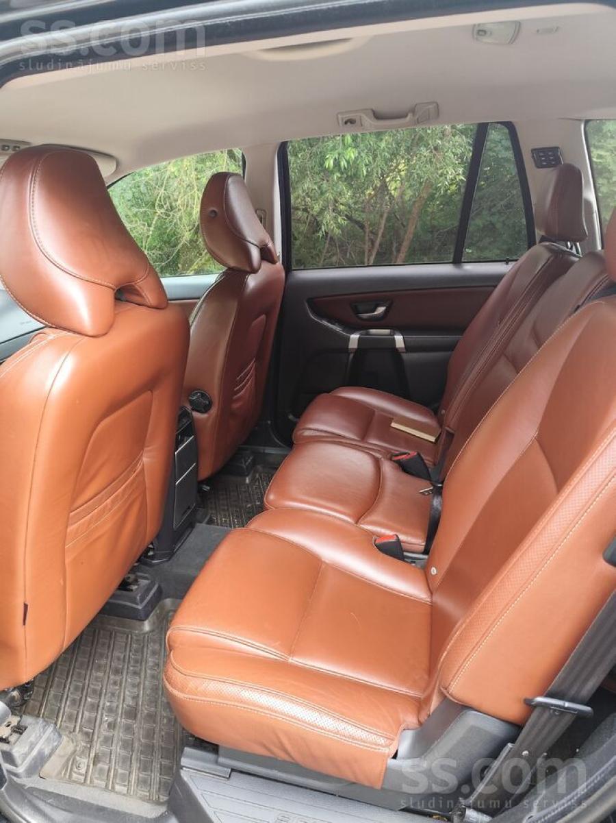 Black Volvo XC90 2007 in Kraslava, with an engine capacity of 2.40 L and mileage of 253 thousand km for 6850 €, photo 10 on AUTOMOTO.COM.LV