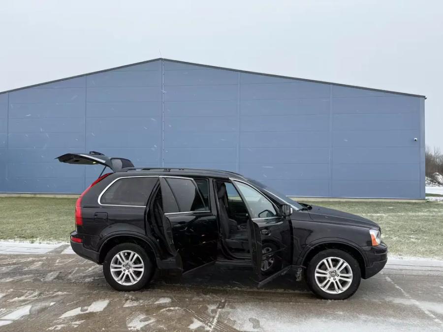 Black Volvo XC90 2007 in Riga, with an engine capacity of 2.40 L and mileage of 236 thousand km for 3500 €, photo 10 on AUTOMOTO.COM.LV