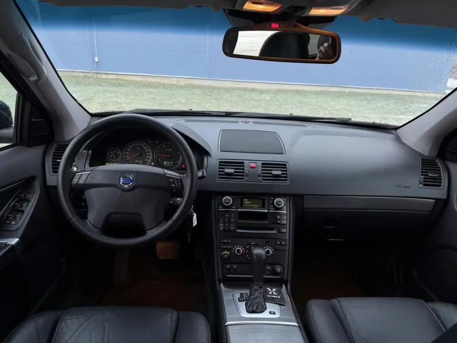Black Volvo XC90 2007 in Riga, with an engine capacity of 2.40 L and mileage of 236 thousand km for 3500 €, photo 11 on AUTOMOTO.COM.LV
