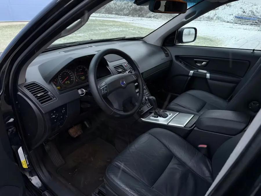 Black Volvo XC90 2007 in Riga, with an engine capacity of 2.40 L and mileage of 236 thousand km for 3500 €, photo 12 on AUTOMOTO.COM.LV
