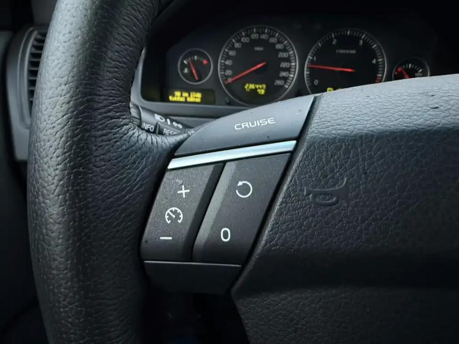 Black Volvo XC90 2007 in Riga, with an engine capacity of 2.40 L and mileage of 236 thousand km for 3500 €, photo 17 on AUTOMOTO.COM.LV
