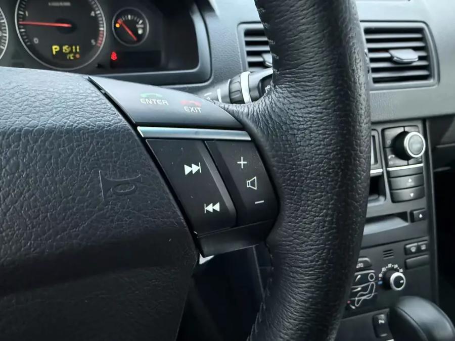 Black Volvo XC90 2007 in Riga, with an engine capacity of 2.40 L and mileage of 236 thousand km for 3500 €, photo 18 on AUTOMOTO.COM.LV
