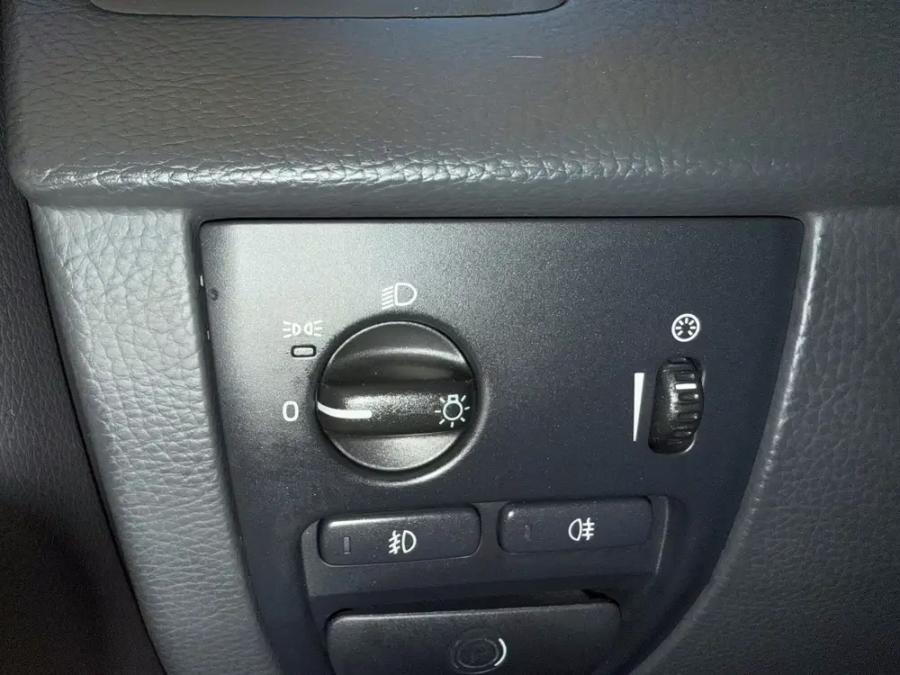 Black Volvo XC90 2007 in Riga, with an engine capacity of 2.40 L and mileage of 236 thousand km for 3500 €, photo 22 on AUTOMOTO.COM.LV