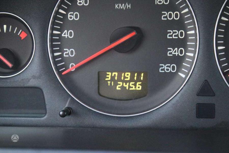 Black Volvo XC90 2007 in Vilnius, with an engine capacity of 0.00 L and mileage of 370 thousand km for 2780 €, photo 9 on AUTOMOTO.COM.LV