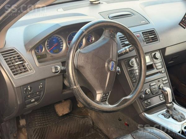 Black Volvo XC90 2007 in Riga, with an engine capacity of 2.40 L and mileage of 520 thousand km for 3150 €, photo 6 on AUTOMOTO.COM.LV