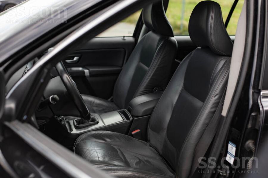 Black Volvo XC90 2007 in Riga, with an engine capacity of 2.40 L and mileage of 298 thousand km for 6590 €, photo 15 on AUTOMOTO.COM.LV