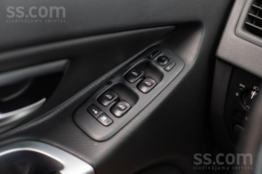 Black Volvo XC90 2007 in Riga, with an engine capacity of 2.40 L and mileage of 298 thousand km for 6590 €, photo 18 on AUTOMOTO.COM.LV
