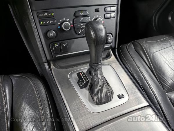 Melns Volvo XC90 2007 Viljandi, ar dzinēja tilpumu 2.40 L un nobraukumu 308 tūkst. km par 6990 €, foto 9 vietnē AUTOMOTO.COM.LV