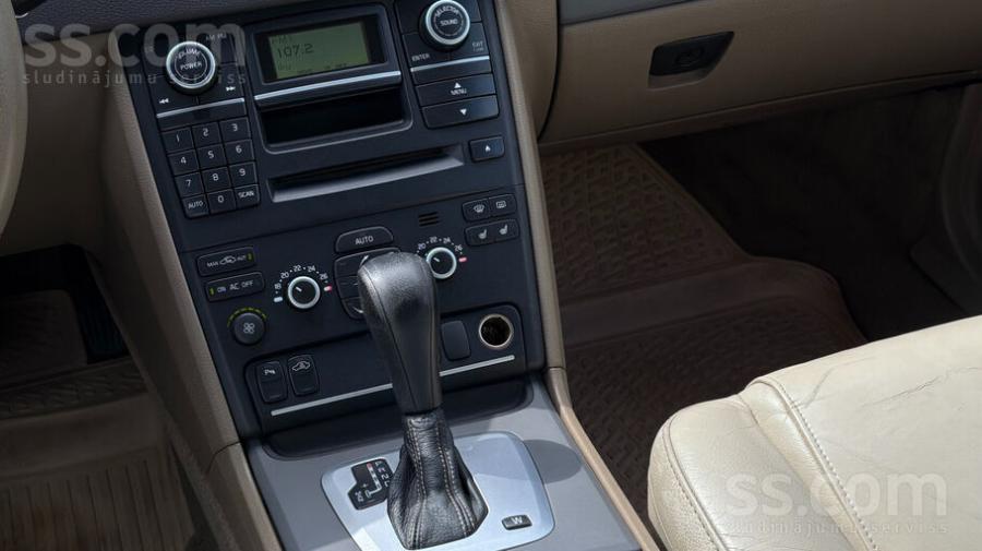 Black Volvo XC90 2007 in Daugavpils, with an engine capacity of 2.40 L and mileage of 409 thousand km for 4650 €, photo 10 on AUTOMOTO.COM.LV