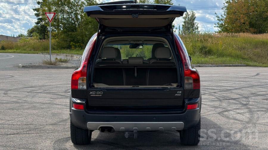 Black Volvo XC90 2007 in Daugavpils, with an engine capacity of 2.40 L and mileage of 409 thousand km for 4650 €, photo 13 on AUTOMOTO.COM.LV