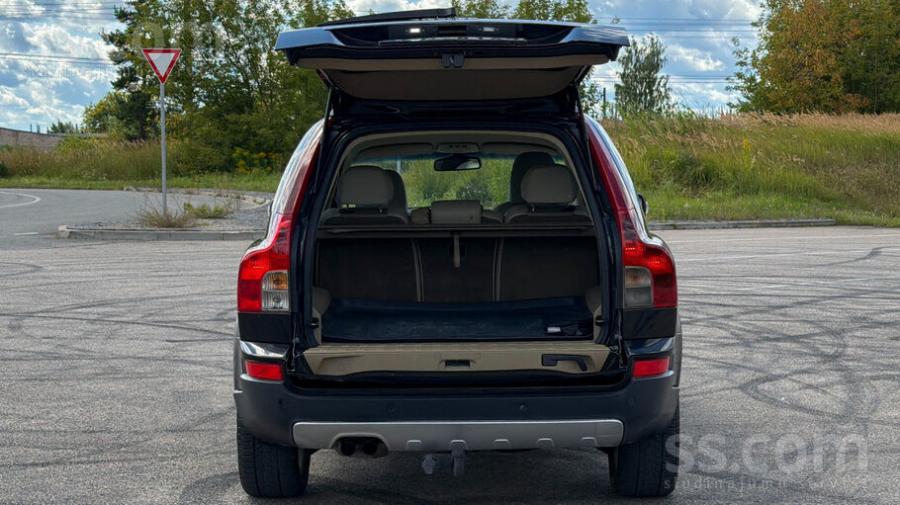 Black Volvo XC90 2007 in Daugavpils, with an engine capacity of 2.40 L and mileage of 409 thousand km for 4650 €, photo 14 on AUTOMOTO.COM.LV