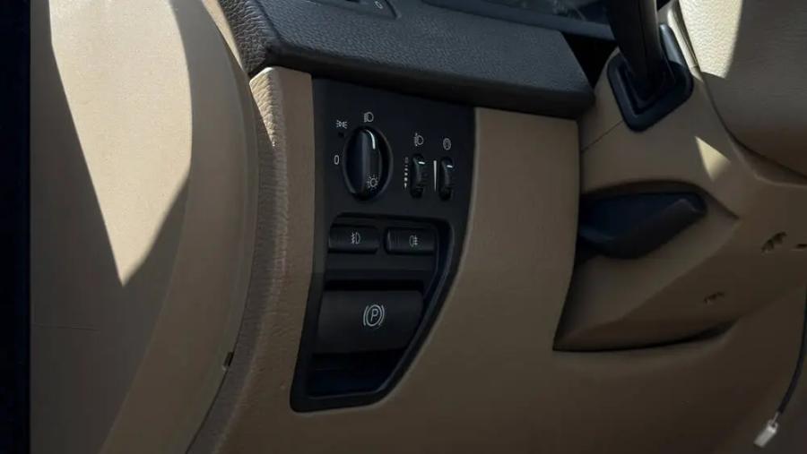 Melns Volvo XC90 2007 Daugavpils, ar dzinēja tilpumu 2.40 L un nobraukumu 409 tūkst. km par 4650 €, foto 5 vietnē AUTOMOTO.COM.LV